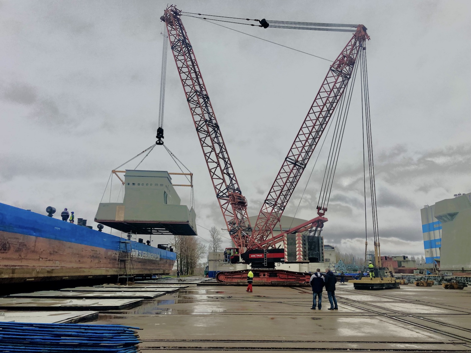 Гусеничный кран Demag CC2600. Грузим 75-тонные блоки судна! — АверСтрой